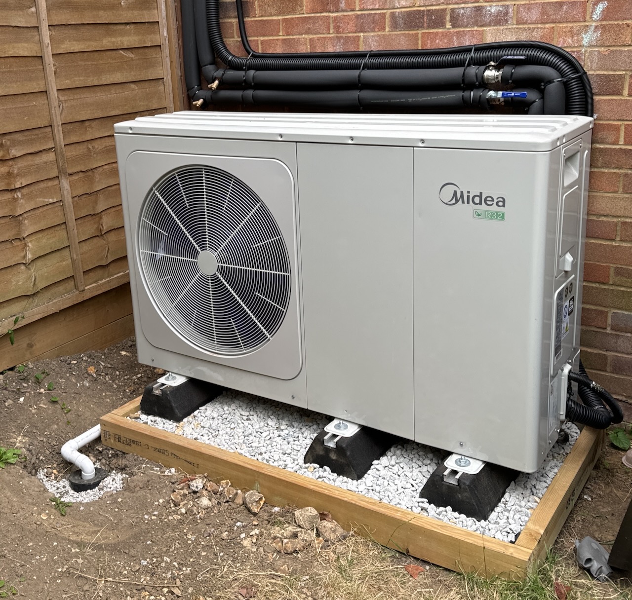 How an Air-to-Water Air Source Heat Pump Works: A Guide for UK ...